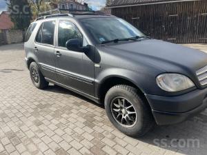 Melns Mercedes-Benz ML 320 1999 Cēsis, ar dzinēja tilpumu 3.20 L un nobraukumu 252 tūkst. km par 4600 €, foto 4 vietnē AUTOMOTO.COM.LV