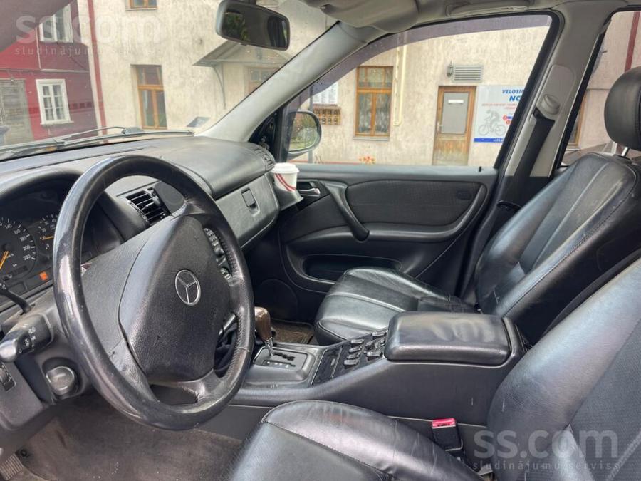 Melns Mercedes-Benz ML 320 1999 Cēsis, ar dzinēja tilpumu 3.20 L un nobraukumu 252 tūkst. km par 4600 €, foto 7 vietnē AUTOMOTO.COM.LV