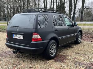 Melns Mercedes-Benz ML 320 1999 Cēsis, ar dzinēja tilpumu 3.20 L un nobraukumu 0 tūkst. km par 2400 €, foto 8 vietnē AUTOMOTO.COM.LV