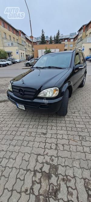 Melns Mercedes-Benz ML 320 2002 Viļņa, ar dzinēja tilpumu 3.20 L un nobraukumu 253 tūkst. km par 1500 €, foto  vietnē AUTOMOTO.COM.LV