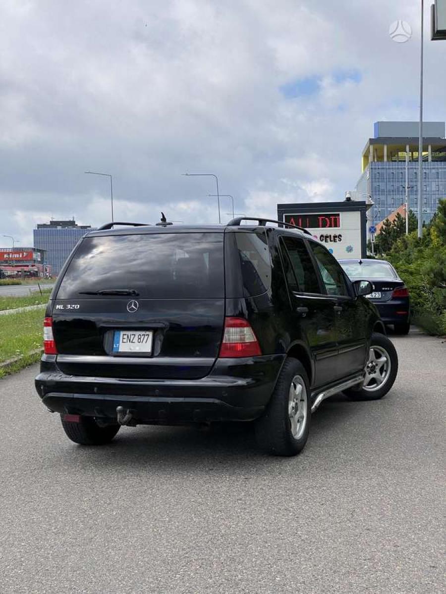 Black Mercedes-Benz ML 320 2002 in Vilnius, with an engine capacity of 3.20 L and mileage of 290 thousand km for 1450 €, photo 6 on AUTOMOTO.COM.LV