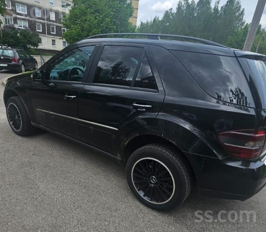Black Mercedes-Benz ML 320 2005 in Riga, with an engine capacity of 3.20 L and mileage of 336 thousand km for 3400 €, photo 2 on AUTOMOTO.COM.LV