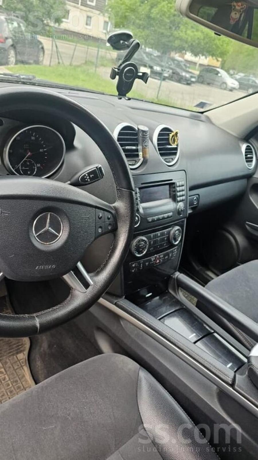 Black Mercedes-Benz ML 320 2005 in Riga, with an engine capacity of 3.20 L and mileage of 336 thousand km for 3400 €, photo 3 on AUTOMOTO.COM.LV