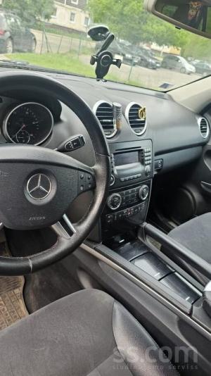 Melns Mercedes-Benz ML 320 2005 Rīga, ar dzinēja tilpumu 3.20 L un nobraukumu 336 tūkst. km par 3400 €, foto 4 vietnē AUTOMOTO.COM.LV