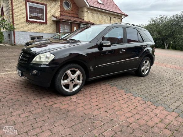 Melns Mercedes-Benz ML 320 2005 Pakruojis, ar dzinēja tilpumu 3.00 L un nobraukumu 458 tūkst. km par 3100 €, foto 1 vietnē AUTOMOTO.COM.LV