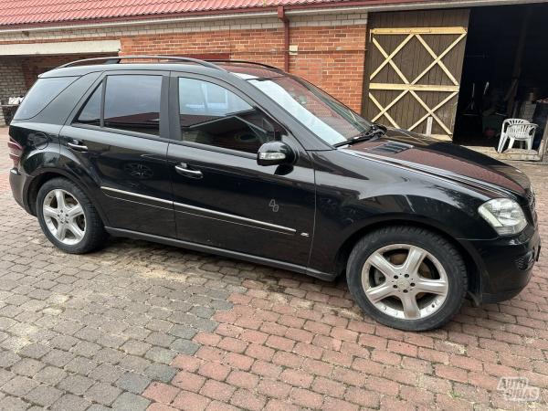 Melns Mercedes-Benz ML 320 2005 Pakruojis, ar dzinēja tilpumu 3.00 L un nobraukumu 458 tūkst. km par 3100 €, foto 2 vietnē AUTOMOTO.COM.LV
