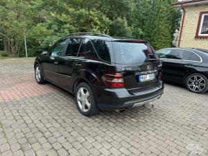 Melns Mercedes-Benz ML 320 2005 Pakruojis, ar dzinēja tilpumu 3.00 L un nobraukumu 458 tūkst. km par 3100 €, foto 5 vietnē AUTOMOTO.COM.LV