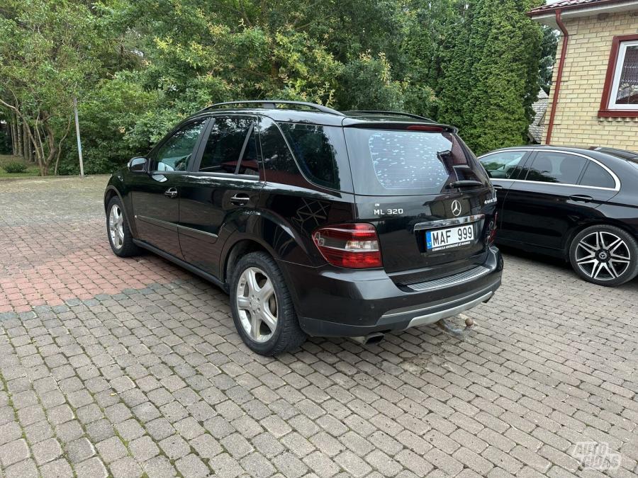 Melns Mercedes-Benz ML 320 2005 Pakruojis, ar dzinēja tilpumu 3.00 L un nobraukumu 458 tūkst. km par 3100 €, foto 5 vietnē AUTOMOTO.COM.LV
