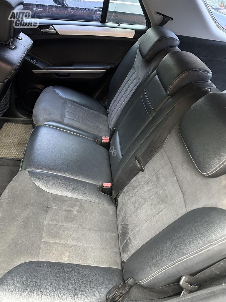 Melns Mercedes-Benz ML 320 2005 Pakruojis, ar dzinēja tilpumu 3.00 L un nobraukumu 458 tūkst. km par 3100 €, foto 6 vietnē AUTOMOTO.COM.LV