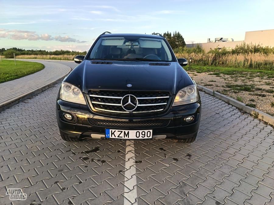 Black Mercedes-Benz ML 320 2005 in Panevezys, with an engine capacity of 3.20 L and mileage of 274 thousand km for 4500 €, photo 4 on AUTOMOTO.COM.LV