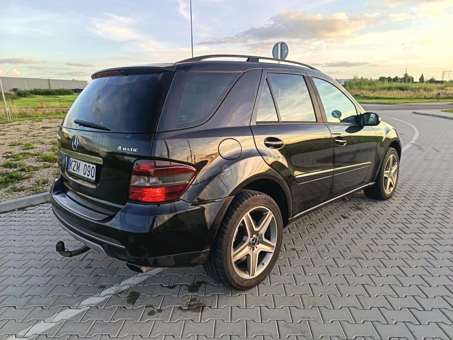 Black Mercedes-Benz ML 320 2005 in Panevezys, with an engine capacity of 3.20 L and mileage of 274 thousand km for 4500 €, photo 6 on AUTOMOTO.COM.LV