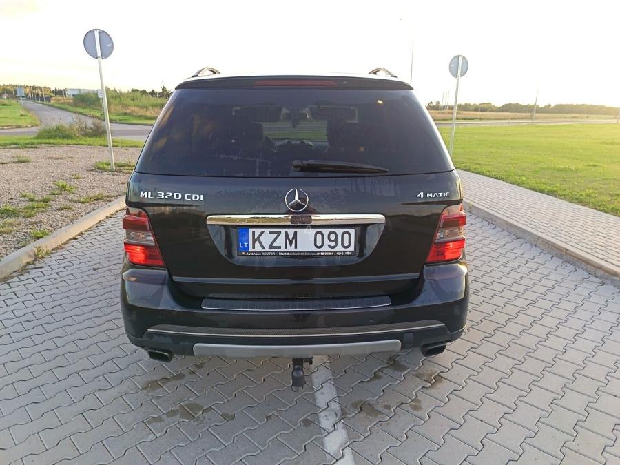 Black Mercedes-Benz ML 320 2005 in Panevezys, with an engine capacity of 3.20 L and mileage of 274 thousand km for 4500 €, photo 7 on AUTOMOTO.COM.LV