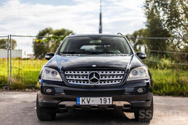 Black Mercedes-Benz ML 320 2005 in Riga, with an engine capacity of 3.00 L and mileage of 365 thousand km for 5790 €, photo 4 on AUTOMOTO.COM.LV