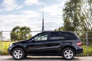 Black Mercedes-Benz ML 320 2005 in Riga, with an engine capacity of 3.00 L and mileage of 365 thousand km for 5790 €, photo 5 on AUTOMOTO.COM.LV