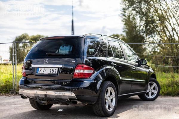 Black Mercedes-Benz ML 320 2005 in Riga, with an engine capacity of 3.00 L and mileage of 365 thousand km for 5790 €, photo 7 on AUTOMOTO.COM.LV