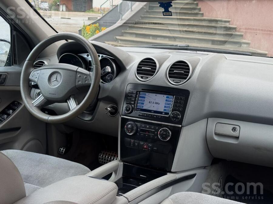 Melns Mercedes-Benz ML 320 2005 Tukums, ar dzinēja tilpumu 3.00 L un nobraukumu 342 tūkst. km par 3700 €, foto 6 vietnē AUTOMOTO.COM.LV