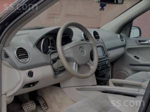 Melns Mercedes-Benz ML 320 2005 Tukums, ar dzinēja tilpumu 3.00 L un nobraukumu 342 tūkst. km par 3700 €, foto 7 vietnē AUTOMOTO.COM.LV
