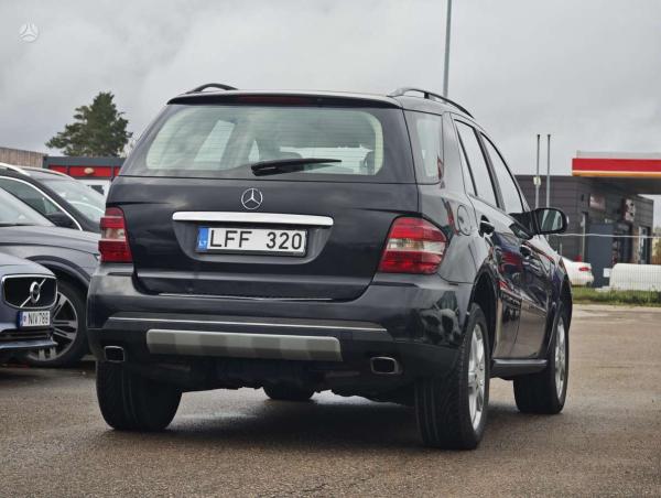 Mercedes-Benz ML 320 2005 in Vilnius on AUTOMOTO.COM.LV Black Mercedes-Benz ML 320 2005 in Vilnius, with an engine capacity of 2.99 L and mileage of 387 thousand km for 3700 β¬, photo 5 on AUTOMOTO.COM.LV