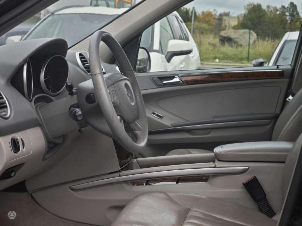 Mercedes-Benz ML 320 2005 in Vilnius on AUTOMOTO.COM.LV Black Mercedes-Benz ML 320 2005 in Vilnius, with an engine capacity of 2.99 L and mileage of 387 thousand km for 3700 β¬, photo 9 on AUTOMOTO.COM.LV