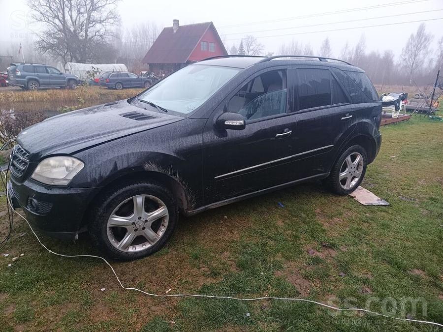 Melns Mercedes-Benz ML 320 2006 Ogre, ar dzinēja tilpumu 3.00 L un nobraukumu 260 tūkst. km par 5200 €, foto 1 vietnē AUTOMOTO.COM.LV
