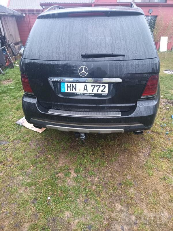 Black Mercedes-Benz ML 320 2006 in Ogre, with an engine capacity of 3.00 L and mileage of 260 thousand km for 5200 €, photo 5 on AUTOMOTO.COM.LV