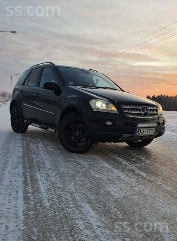 Melns Mercedes-Benz ML 320 2006 Daugavpils, ar dzinēja tilpumu 3.00 L un nobraukumu 341 tūkst. km par 6000 €, foto 1 vietnē AUTOMOTO.COM.LV
