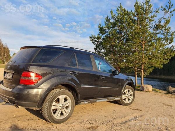 Melns Mercedes-Benz ML 320 2006 Daugavpils, ar dzinēja tilpumu 3.00 L un nobraukumu 341 tūkst. km par 6000 €, foto 5 vietnē AUTOMOTO.COM.LV