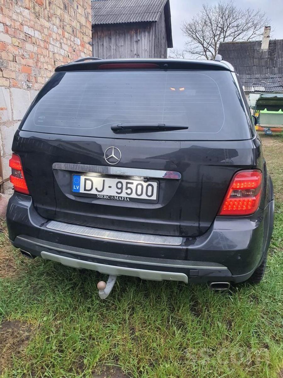 Black Mercedes-Benz ML 320 2006 in Daugavpils, with an engine capacity of 3.00 L and mileage of 341 thousand km for 6000 €, photo 7 on AUTOMOTO.COM.LV