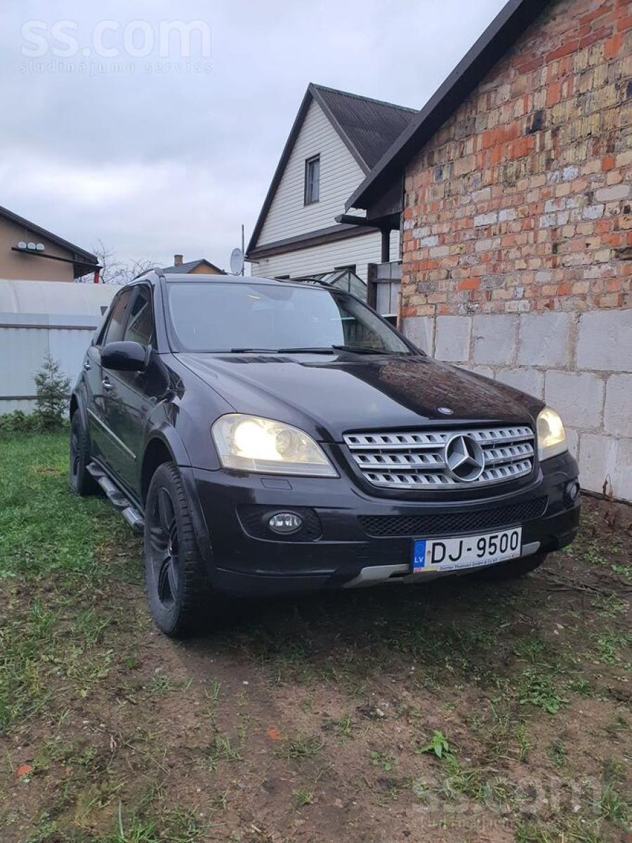 Black Mercedes-Benz ML 320 2006 in Daugavpils, with an engine capacity of 3.00 L and mileage of 341 thousand km for 6000 €, photo 8 on AUTOMOTO.COM.LV