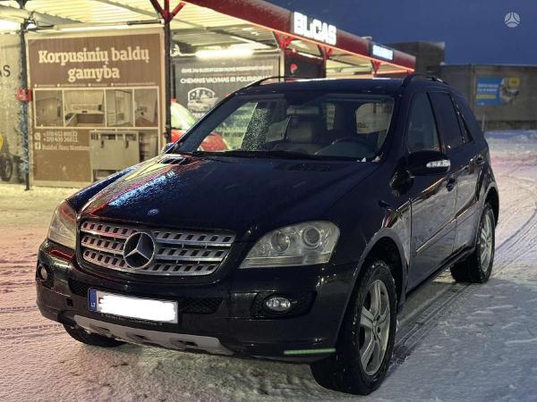 Black Mercedes-Benz ML 320 2006 in Silute, with an engine capacity of 3.00 L and mileage of 370 thousand km for 3850 €, photo 1 on AUTOMOTO.COM.LV