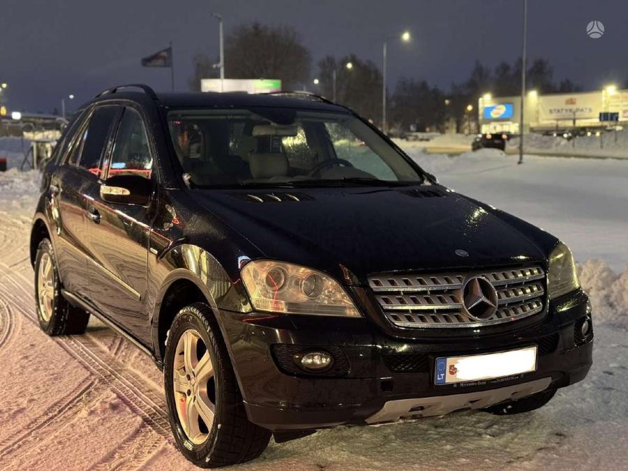 Black Mercedes-Benz ML 320 2006 in Silute, with an engine capacity of 3.00 L and mileage of 370 thousand km for 3850 €, photo 2 on AUTOMOTO.COM.LV