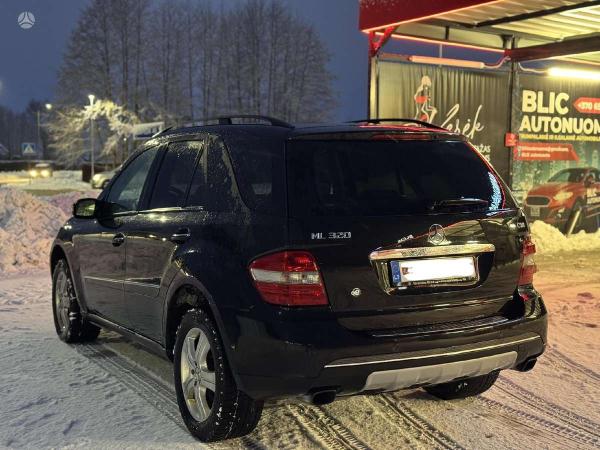 Black Mercedes-Benz ML 320 2006 in Silute, with an engine capacity of 3.00 L and mileage of 370 thousand km for 3850 €, photo 4 on AUTOMOTO.COM.LV
