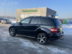 Black Mercedes-Benz ML 320 2006 in Riga, with an engine capacity of 3.00 L and mileage of 350 thousand km for 5100 €, photo 2 on AUTOMOTO.COM.LV