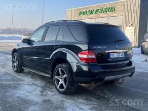 Black Mercedes-Benz ML 320 2006 in Riga, with an engine capacity of 3.00 L and mileage of 350 thousand km for 5100 €, photo 5 on AUTOMOTO.COM.LV