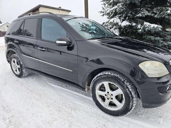 Black Mercedes-Benz ML 320 2006 in Kaunas, with an engine capacity of 3.00 L and mileage of 264 thousand km for 4800 €, photo 4 on AUTOMOTO.COM.LV