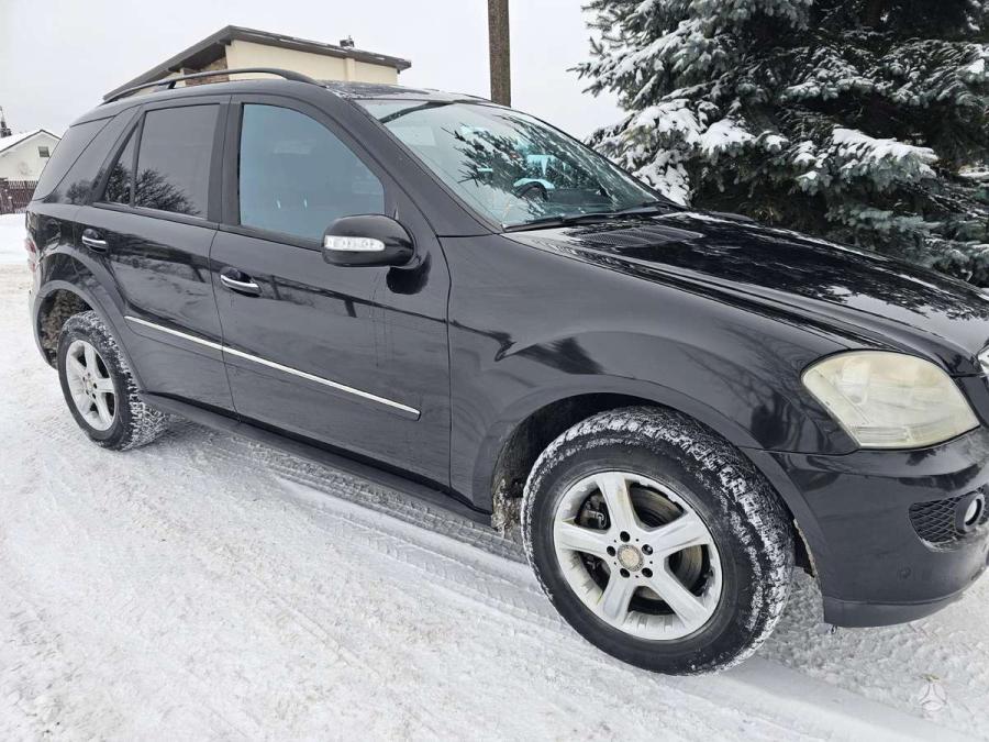 Black Mercedes-Benz ML 320 2006 in Kaunas, with an engine capacity of 3.00 L and mileage of 264 thousand km for 4800 €, photo 4 on AUTOMOTO.COM.LV