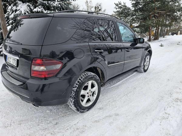 Black Mercedes-Benz ML 320 2006 in Kaunas, with an engine capacity of 3.00 L and mileage of 264 thousand km for 4800 €, photo 6 on AUTOMOTO.COM.LV