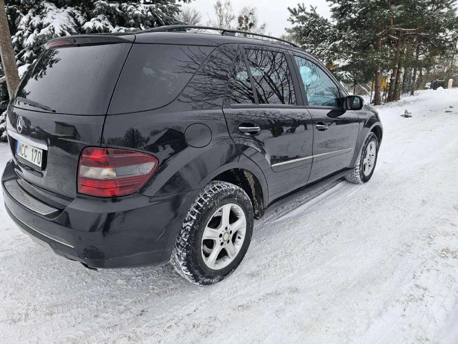Black Mercedes-Benz ML 320 2006 in Kaunas, with an engine capacity of 3.00 L and mileage of 264 thousand km for 4800 €, photo 6 on AUTOMOTO.COM.LV