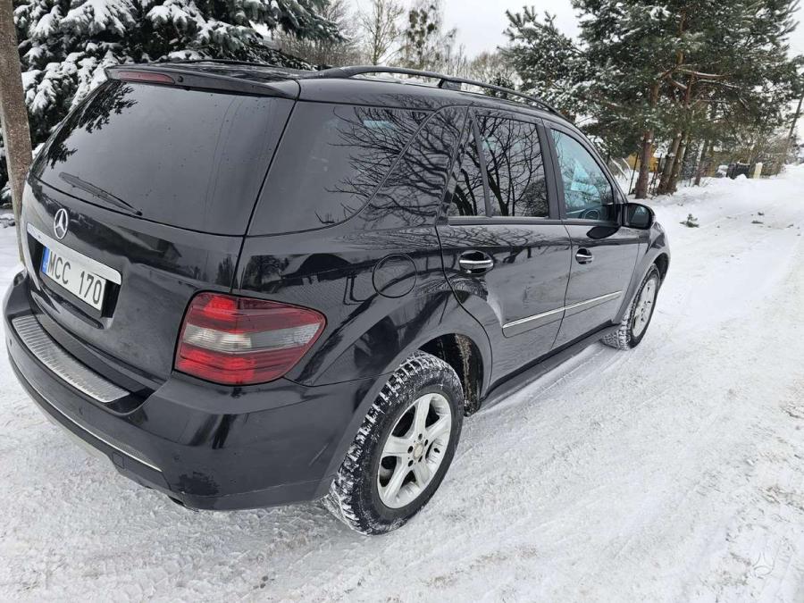Black Mercedes-Benz ML 320 2006 in Kaunas, with an engine capacity of 3.00 L and mileage of 264 thousand km for 4800 €, photo 7 on AUTOMOTO.COM.LV