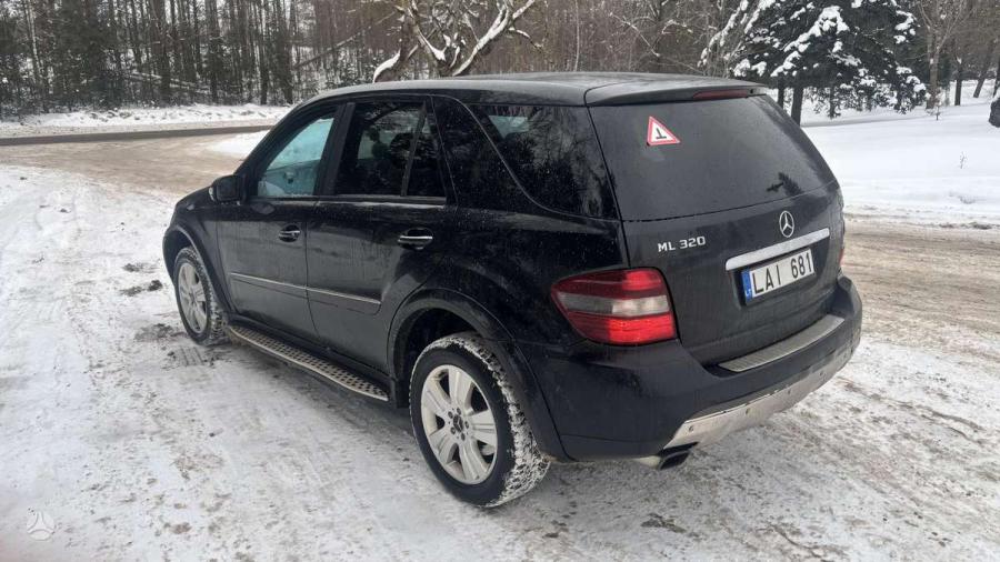 Black Mercedes-Benz ML 320 2006 in Moletai, with an engine capacity of 2.99 L and mileage of 485 thousand km for 3700 €, photo 2 on AUTOMOTO.COM.LV