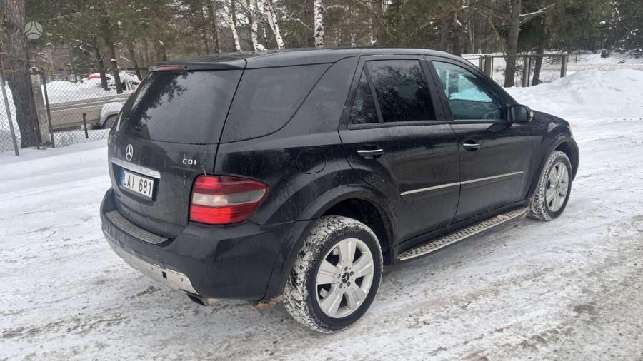 Black Mercedes-Benz ML 320 2006 in Moletai, with an engine capacity of 2.99 L and mileage of 485 thousand km for 3700 €, photo 3 on AUTOMOTO.COM.LV