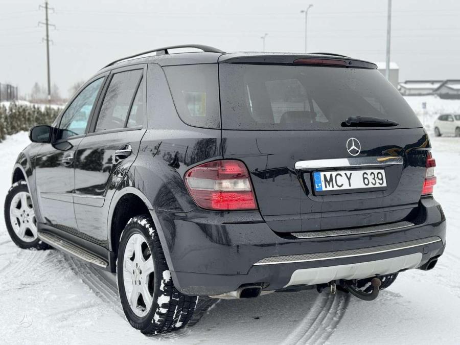 Melns Mercedes-Benz ML 320 2006 Kauņa, ar dzinēja tilpumu 3.00 L un nobraukumu 343 tūkst. km par 4950 €, foto 4 vietnē AUTOMOTO.COM.LV