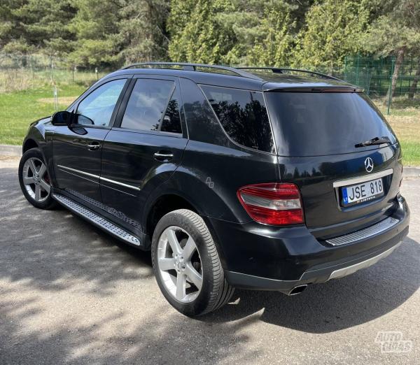 Black Mercedes-Benz ML 320 2006 in Siauliai, with an engine capacity of 3.00 L and mileage of 439 thousand km for 3450 €, photo 6 on AUTOMOTO.COM.LV
