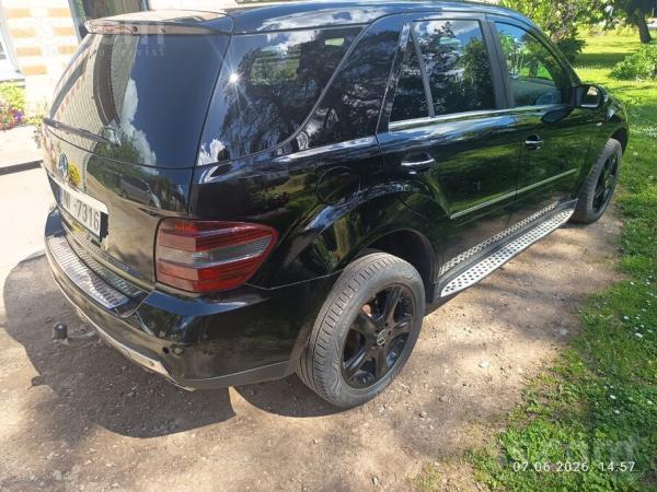 Melns Mercedes-Benz ML 320 2006 Madona, ar dzinēja tilpumu 3.00 L un nobraukumu 283 tūkst. km par 4800 €, foto 3 vietnē AUTOMOTO.COM.LV