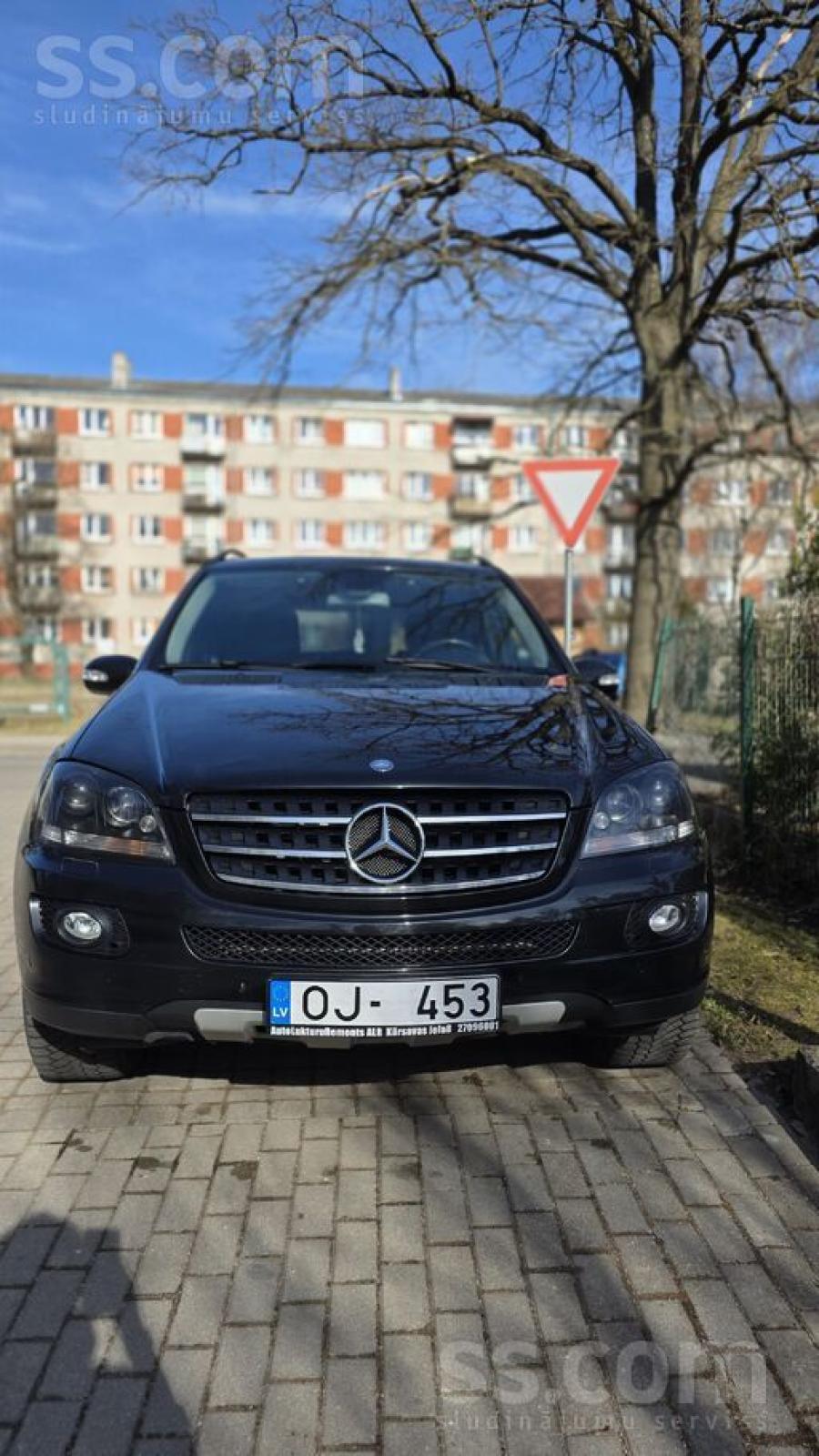 Melns Mercedes-Benz ML 320 2006 Rīga, ar dzinēja tilpumu 3.00 L un nobraukumu 284 tūkst. km par 7500 €, foto 1 vietnē AUTOMOTO.COM.LV