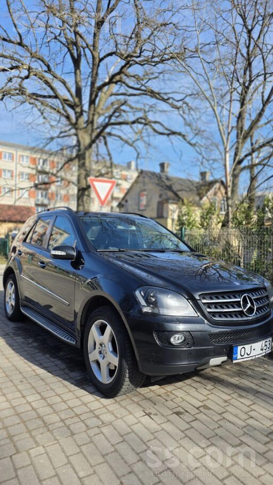 Melns Mercedes-Benz ML 320 2006 Rīga, ar dzinēja tilpumu 3.00 L un nobraukumu 284 tūkst. km par 7500 €, foto 3 vietnē AUTOMOTO.COM.LV