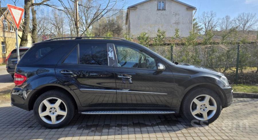 Melns Mercedes-Benz ML 320 2006 Rīga, ar dzinēja tilpumu 3.00 L un nobraukumu 284 tūkst. km par 7500 €, foto 4 vietnē AUTOMOTO.COM.LV