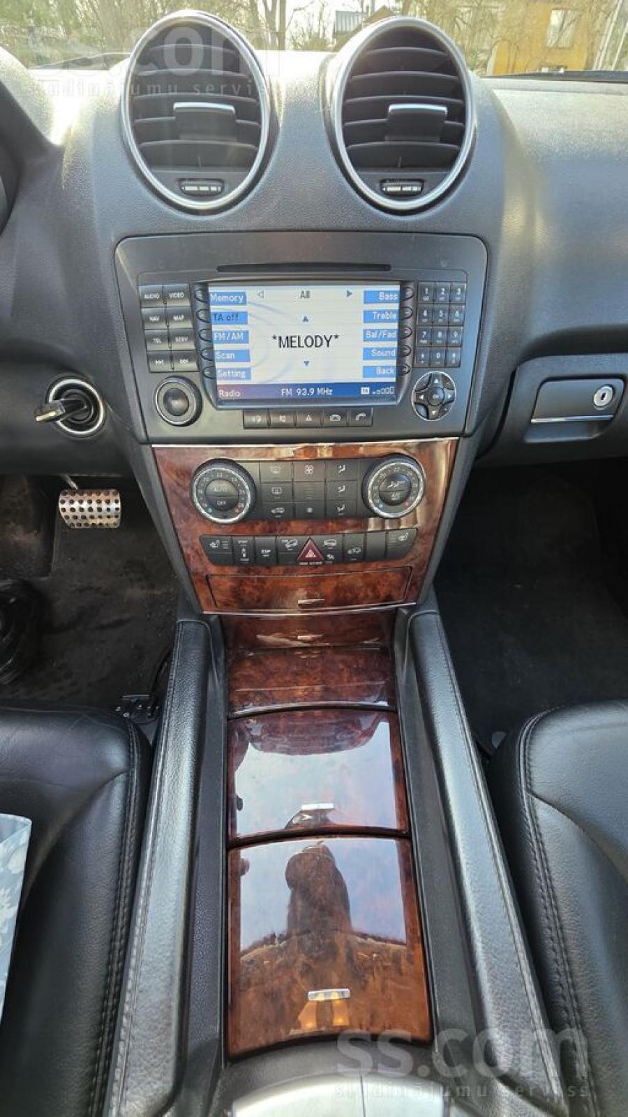 Melns Mercedes-Benz ML 320 2006 Rīga, ar dzinēja tilpumu 3.00 L un nobraukumu 284 tūkst. km par 7500 €, foto 24 vietnē AUTOMOTO.COM.LV