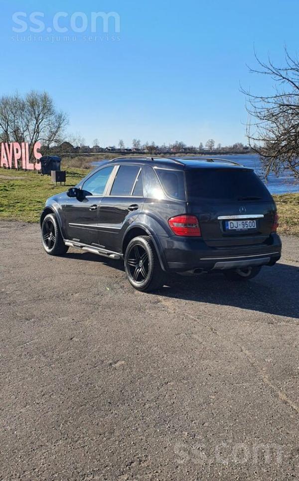 Black Mercedes-Benz ML 320 2006 in Daugavpils, with an engine capacity of 3.00 L and mileage of 341 thousand km for 5100 €, photo 7 on AUTOMOTO.COM.LV
