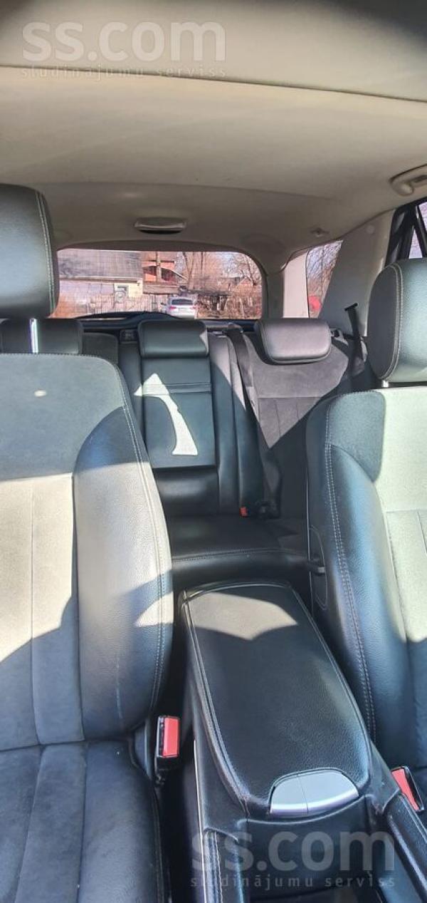 Black Mercedes-Benz ML 320 2006 in Daugavpils, with an engine capacity of 3.00 L and mileage of 341 thousand km for 5100 €, photo 10 on AUTOMOTO.COM.LV